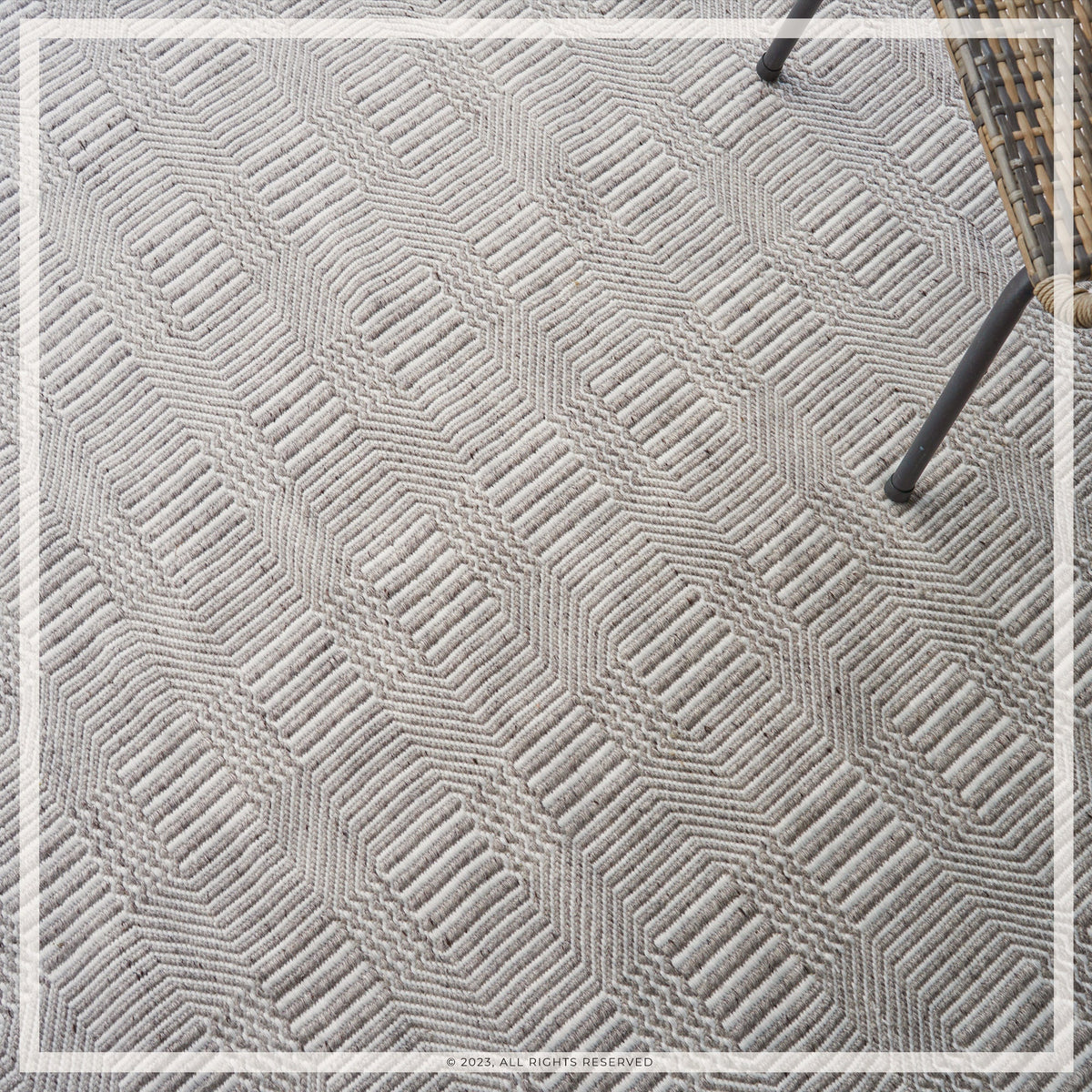 UER0181 Luxury Flat-Weave Synthetic Medium-Pile Rug – Urban Ambiance