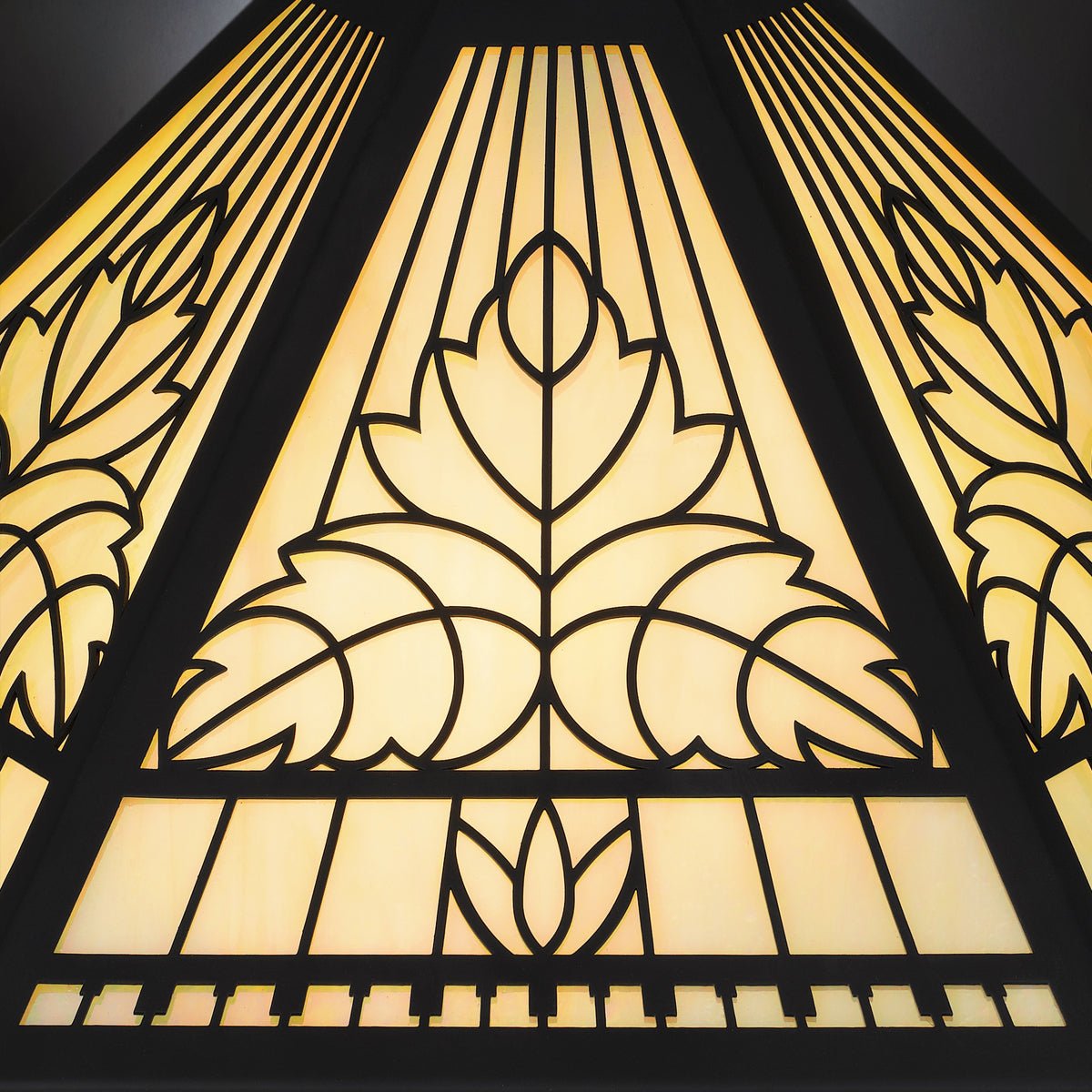 UQL7030 Winchelsea Tiffany Table Lamp with Cottagecore Style, 22.75''H ...